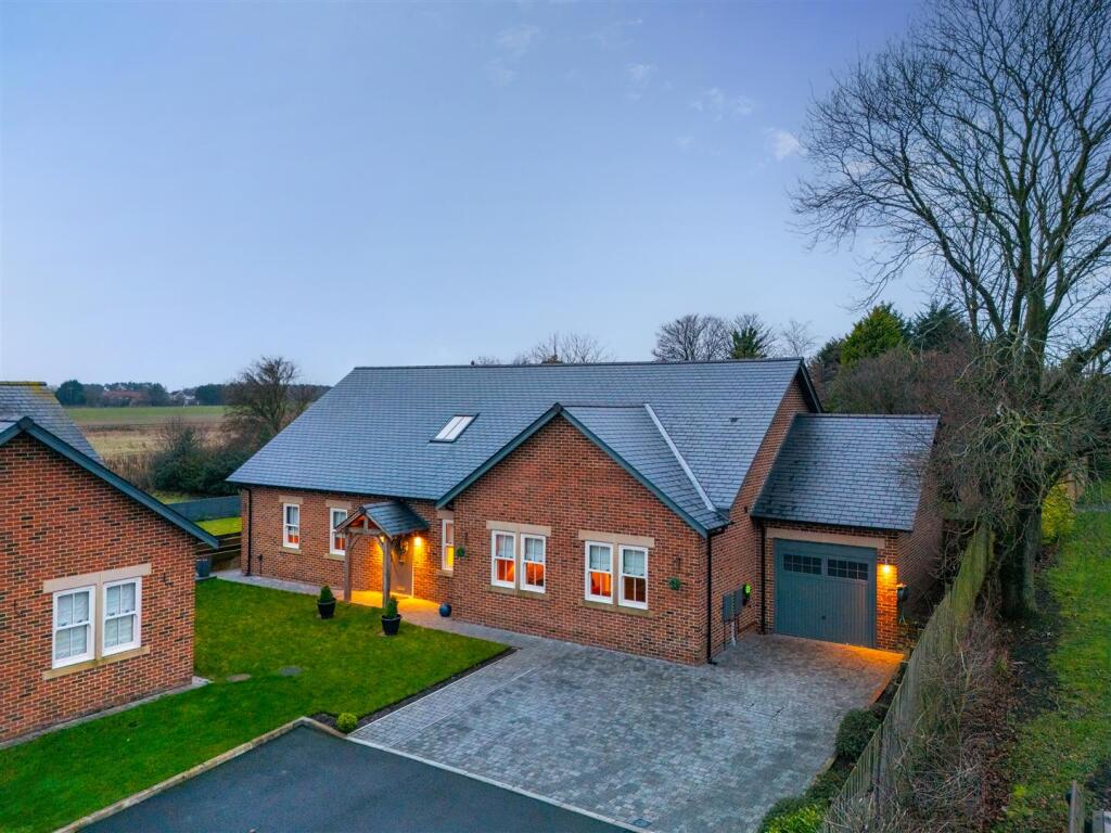 4 bedroom detached bungalow for sale in Field View, Stannington ...