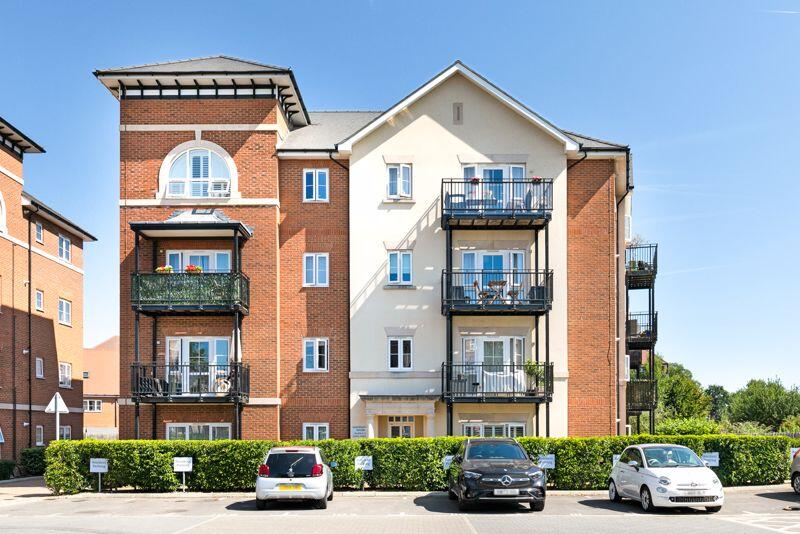 1 bedroom flat for sale in Bell Farm Way, Walton-On-Thames, KT12
