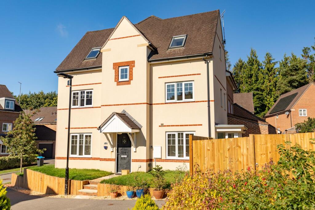 4 bedroom semi-detached house for sale in Greenhurst Drive, East ...
