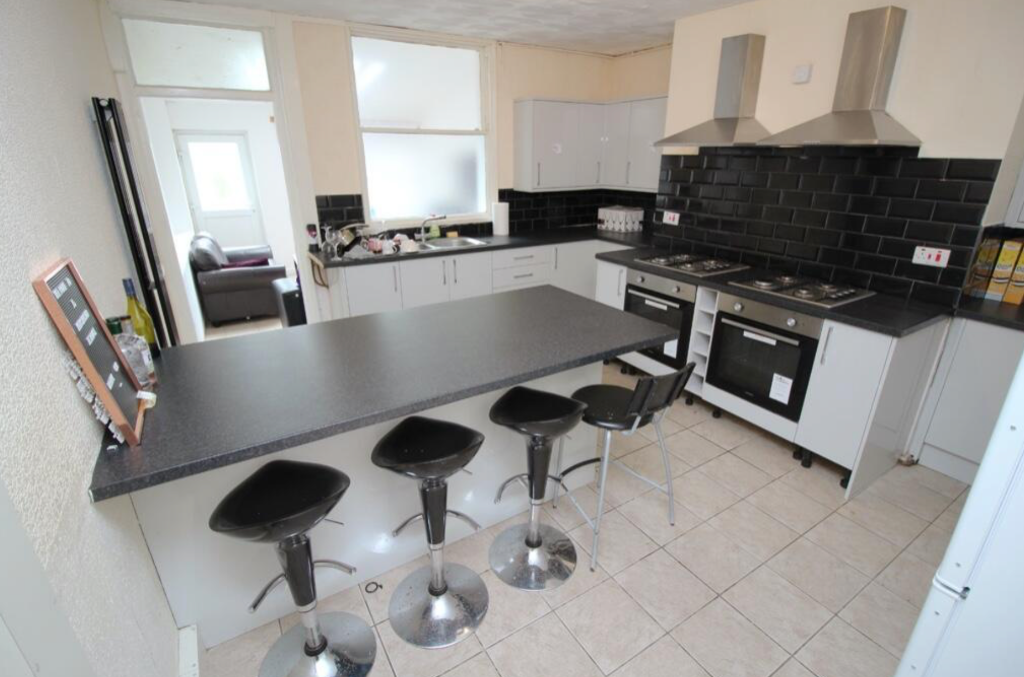 8 bedroom semi-detached house for rent in Kensington Terrace, Leeds ...