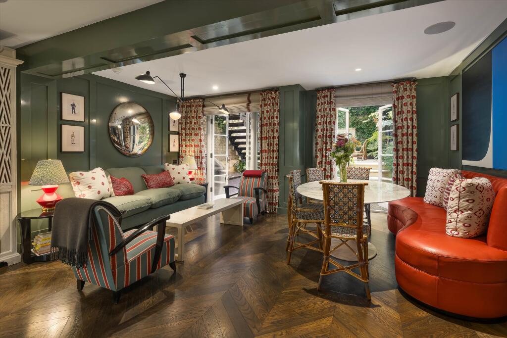 4 bedroom house for sale in Walton Place, Chelsea, London, SW3
