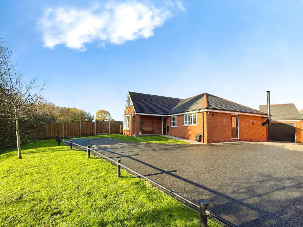 3 bedroom detached bungalow for sale in Barry Close, Kirby Muxloe, LE9