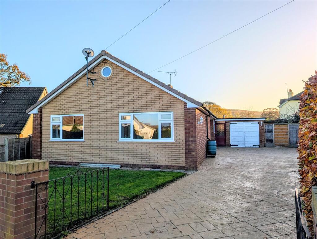 3 bedroom detached bungalow for sale in 12 Ashford Park, Pontesbury ...