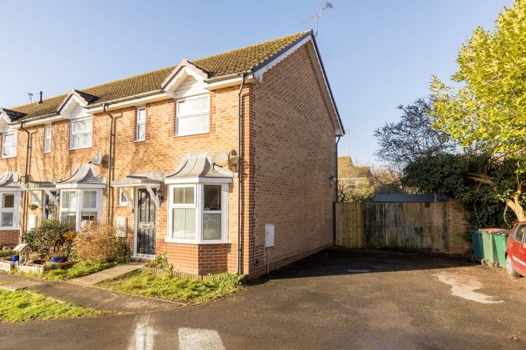 2 bedroom terraced house for sale in Clifton Road, Crawley, RH10