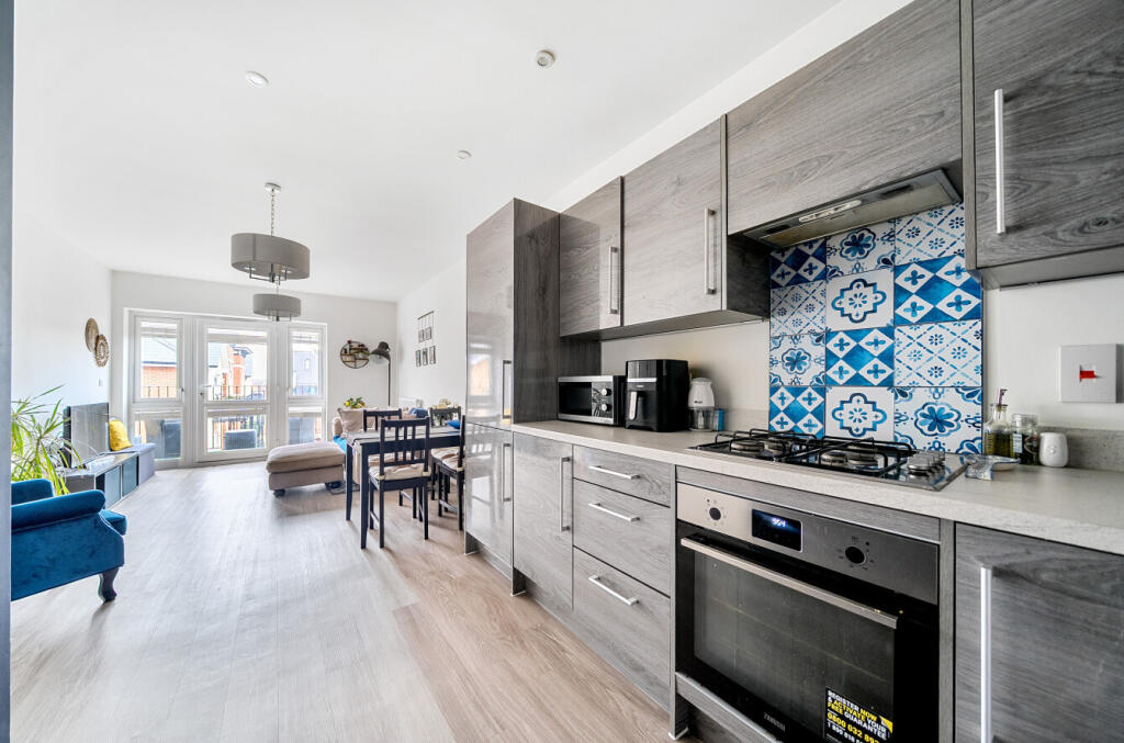 2 bedroom flat for sale in Bell Farm Way, Hersham, Surrey, KT12
