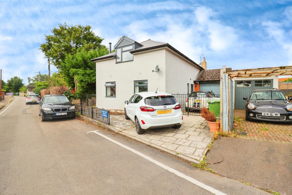 3 bedroom detached house for sale in The Street, Lenwade, Norwich, NR9
