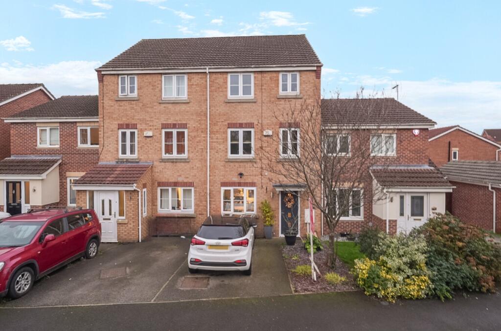 4 bedroom terraced house for sale in Longfield Avenue, Nottingham ...