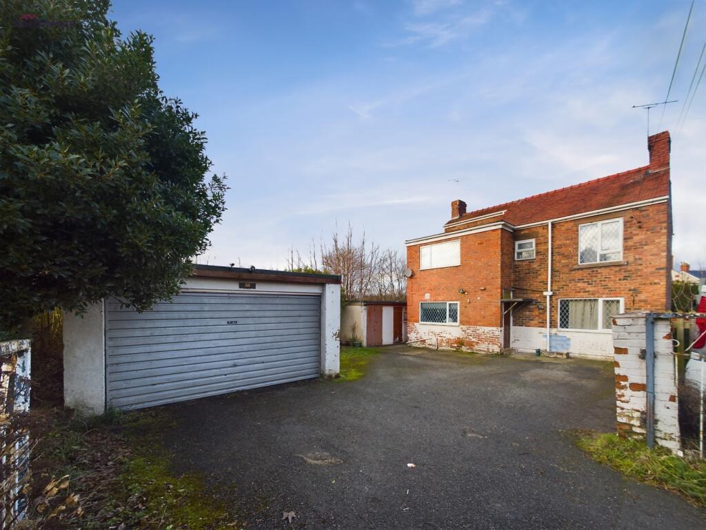 4 bedroom detached house for sale in Holt Road, Wrexham, LL13
