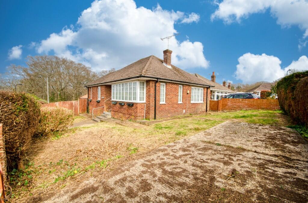 3 bedroom detached bungalow for sale in Eynham Avenue, Bitterne ...