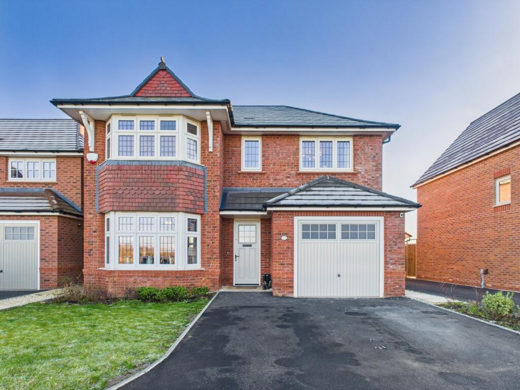 3 bedroom detached house for sale in Roman Avenue, Nuneaton, CV11