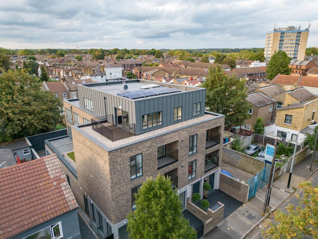 3 bedroom flat for sale in Clinton Road, Forest Gate, E7