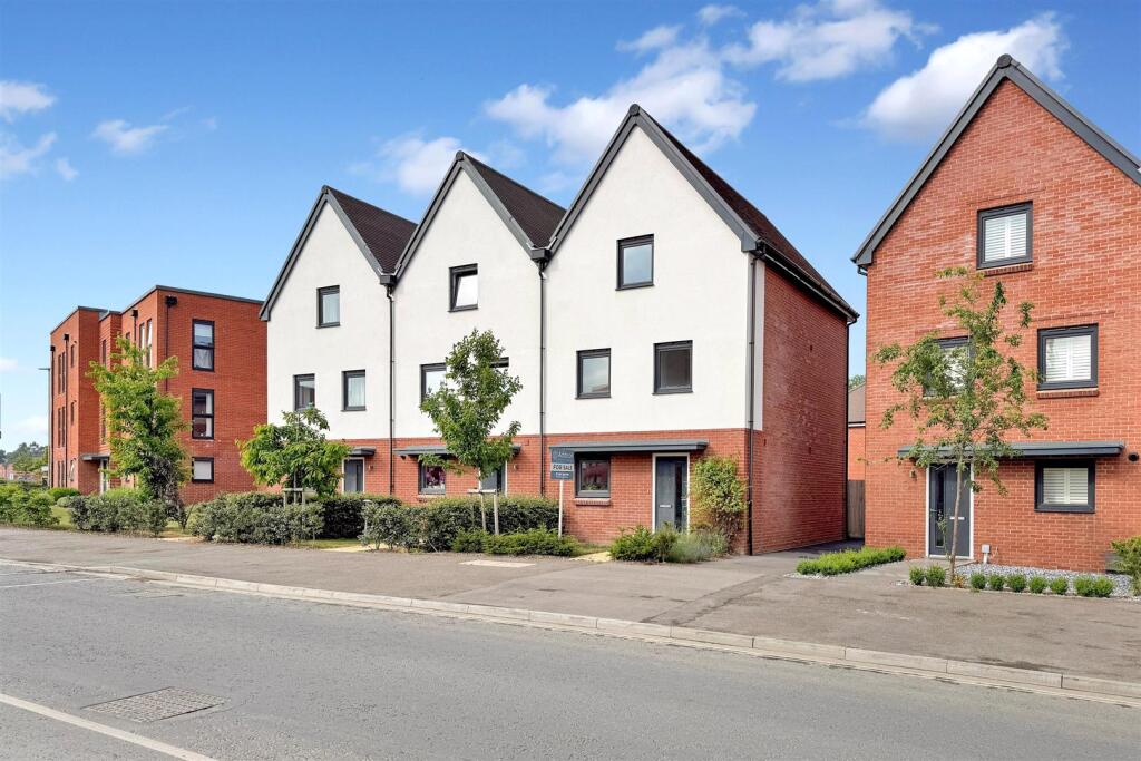 3 bedroom end of terrace house for sale in Whiteley Way, Curbridge, SO30
