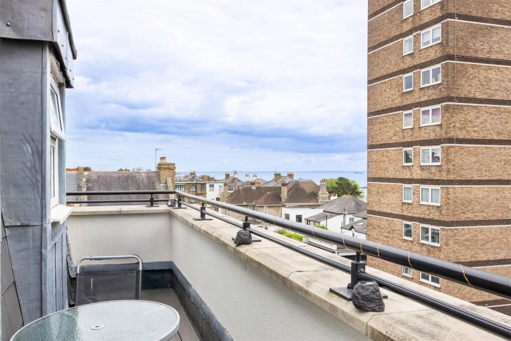 2 bedroom apartment for sale in REGENTS COURT, ALEXANDRA ROAD, Southend ...
