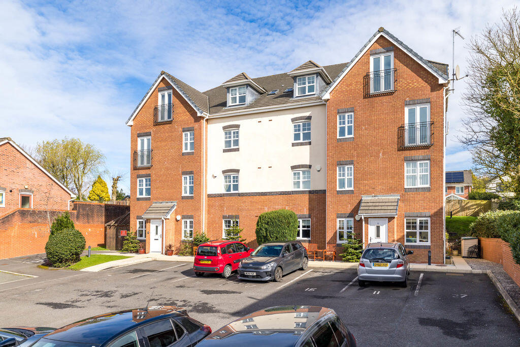 2 bedroom flat for sale in Beacon View, Standish, WN6 0RL, WN6