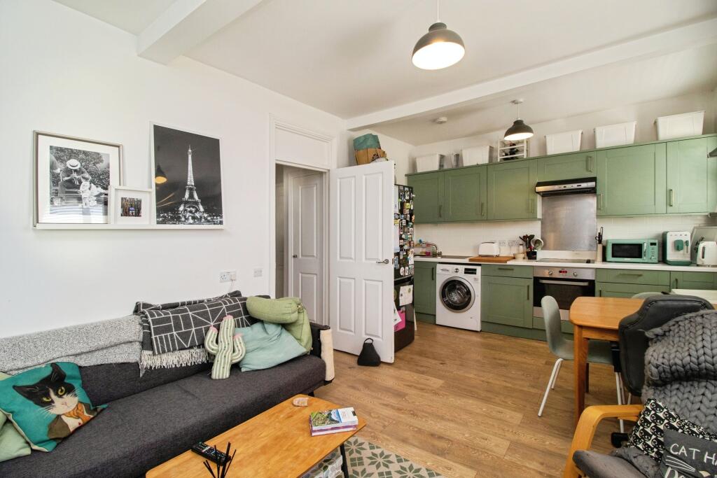 2 bedroom flat for sale in 380 Station Road, Westcliff-on-Sea, SS0