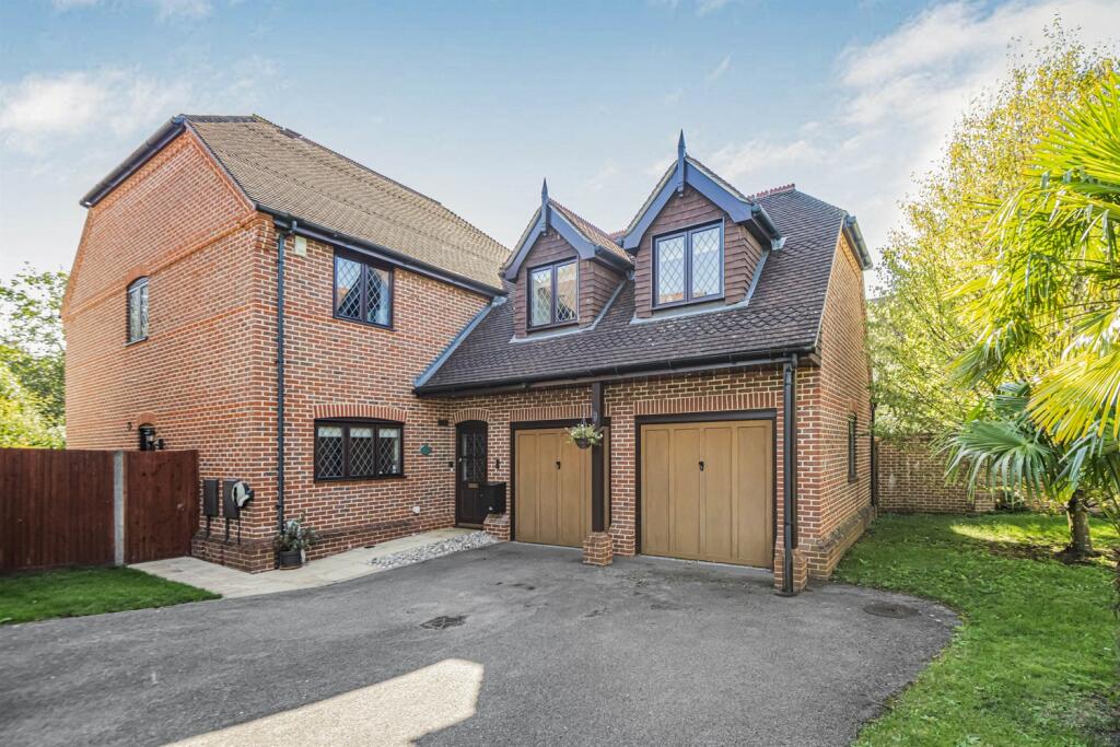 5 bedroom detached house for sale in Copperfields, Caversham Heights ...