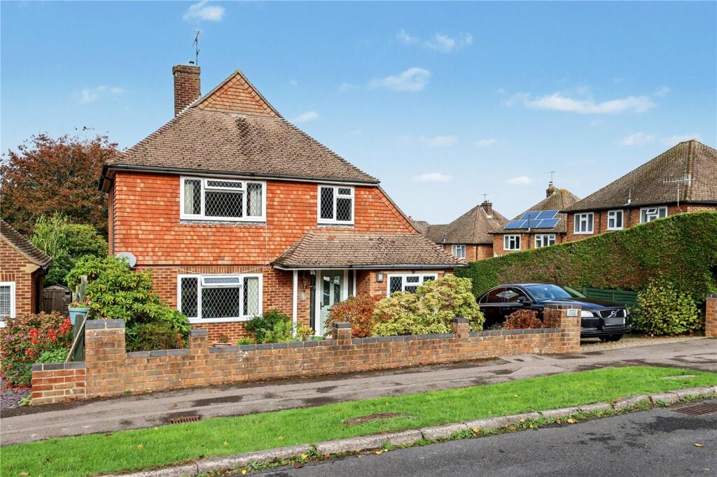 3 bedroom detached house for sale in Fairlawn Drive, East Grinstead ...
