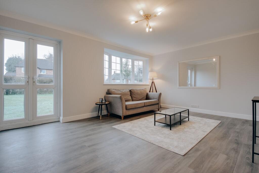 2 bedroom maisonette for sale in The Pantiles, Bushey Heath, WD23