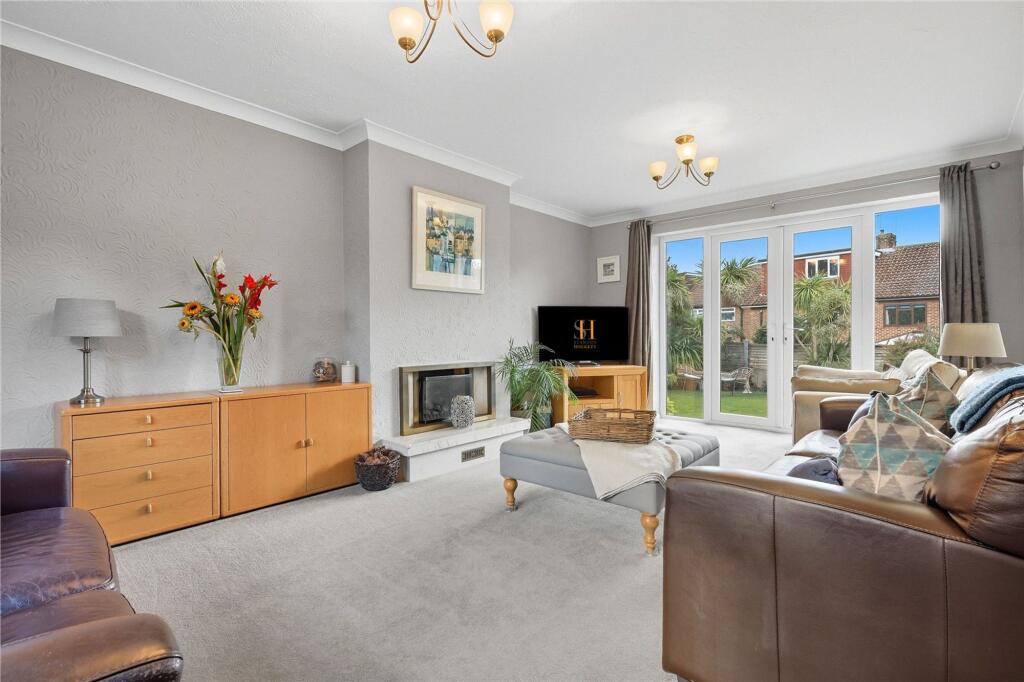 4 bedroom detached house for sale in Gainsborough Close, Billericay, CM11