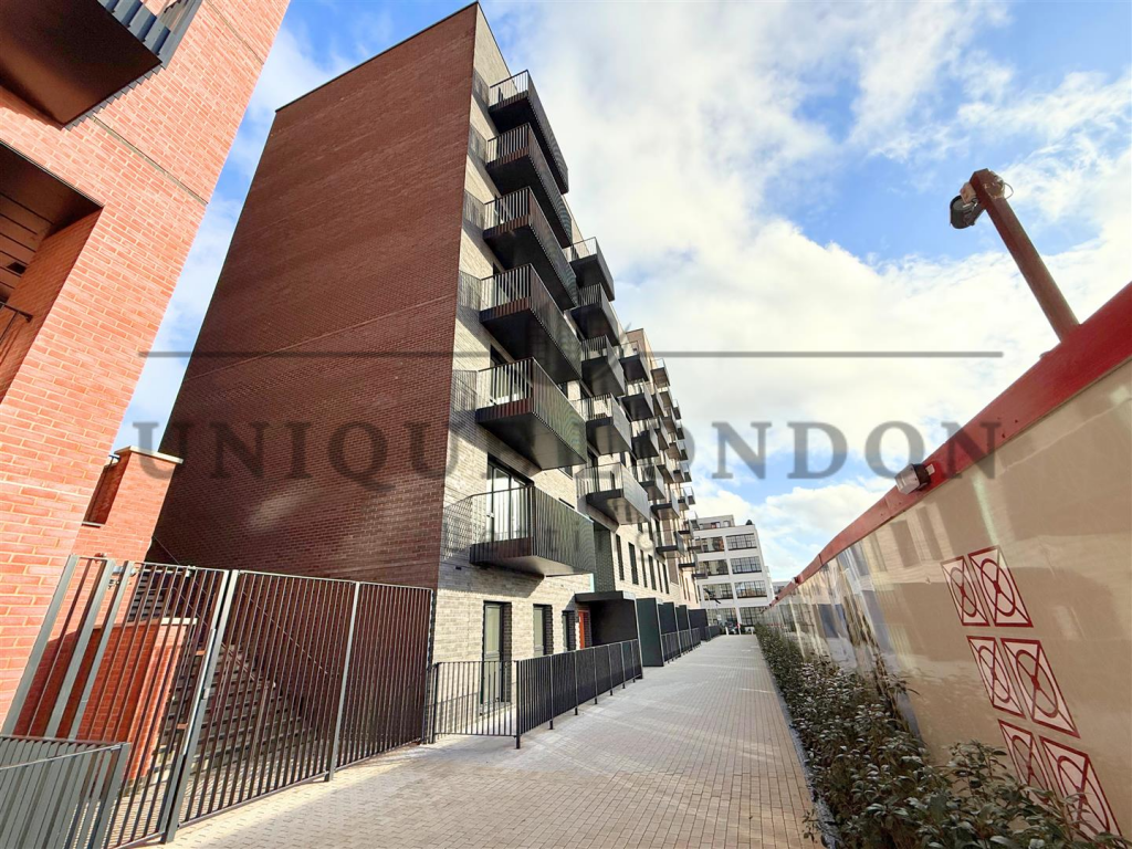 1 bedroom flat for rent in Excelsa Court, Riband Walk, Hayes, UB3