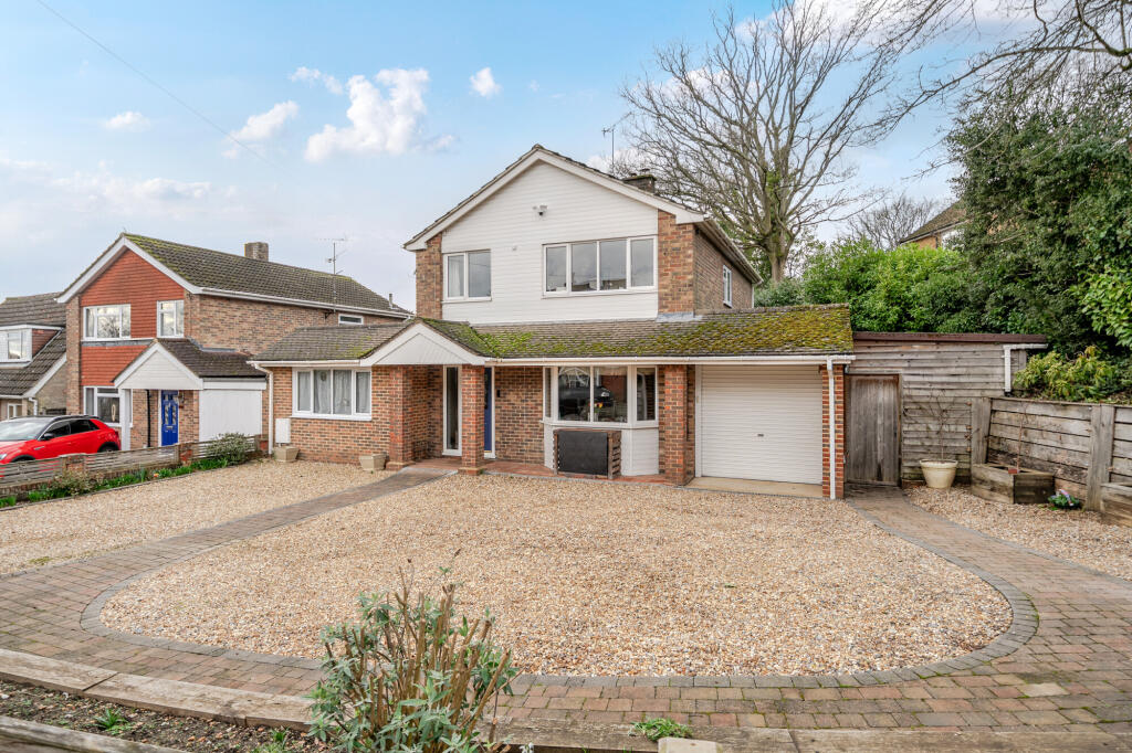4 bedroom detached house for sale in Alma Way, Farnham, GU9