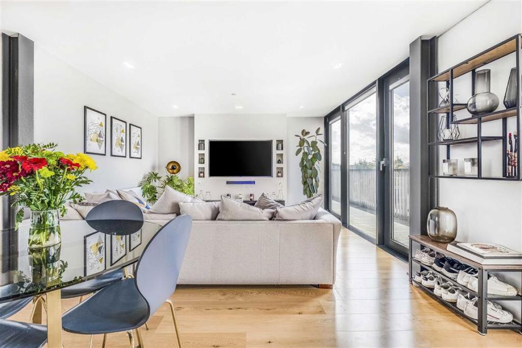 2 bedroom flat for sale in Acre Lane, Brixton, SW2