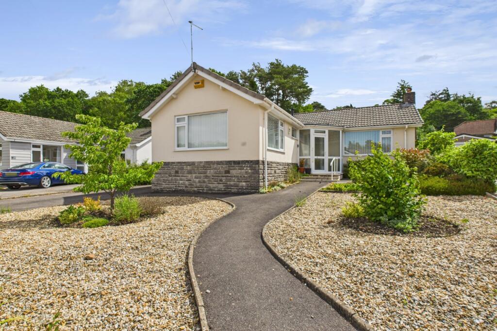 2 bedroom bungalow for sale in Fairview Drive, Broadstone, Dorset, BH18