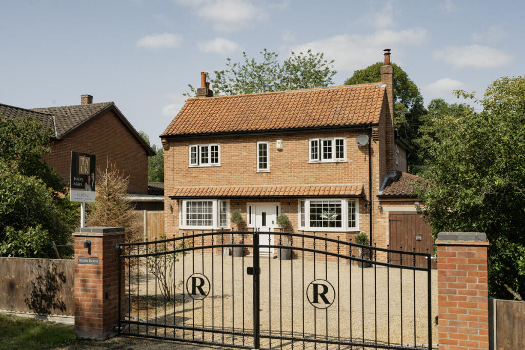 4 bedroom detached house for sale in Tasburgh Road, Saxlingham Thorpe, NR15