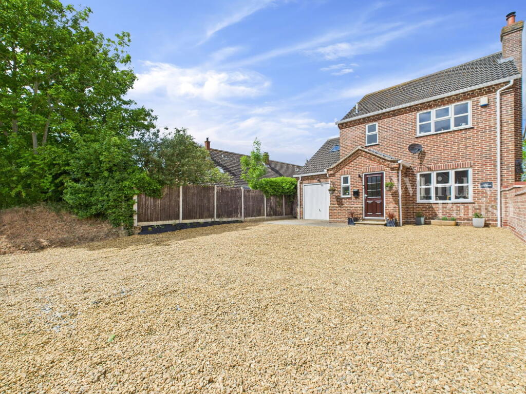 4 bedroom detached house for sale in Flowerpot Lane, Long Stratton ...