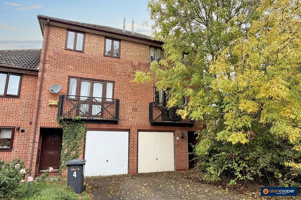 3 bedroom end of terrace house for sale in Kenilworth Drive, Weavers ...