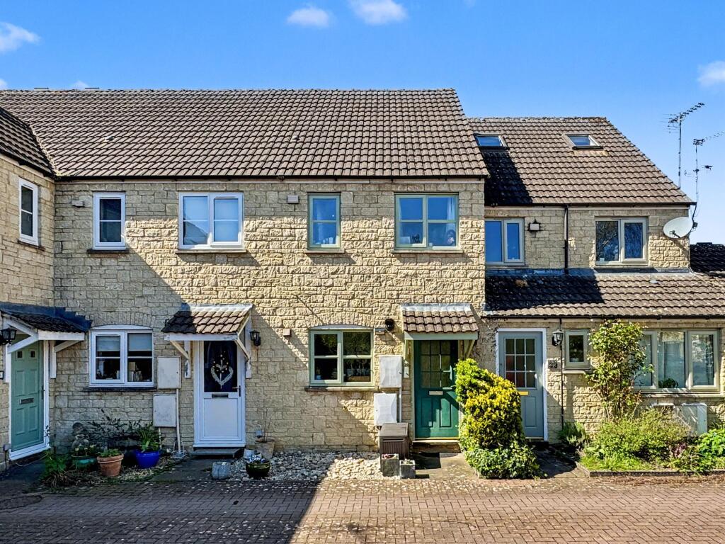 2 bedroom terraced house for sale in Swansfield, Lechlade, GL7