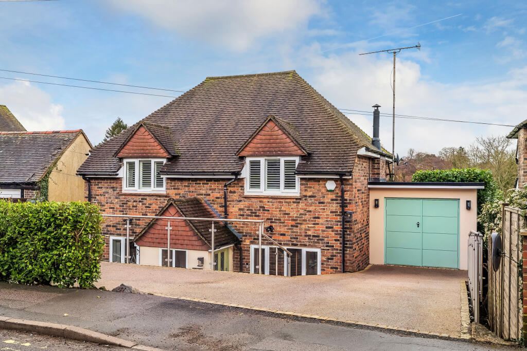 4 bedroom detached house for sale in Beadles Lane, Oxted, Surrey, RH8