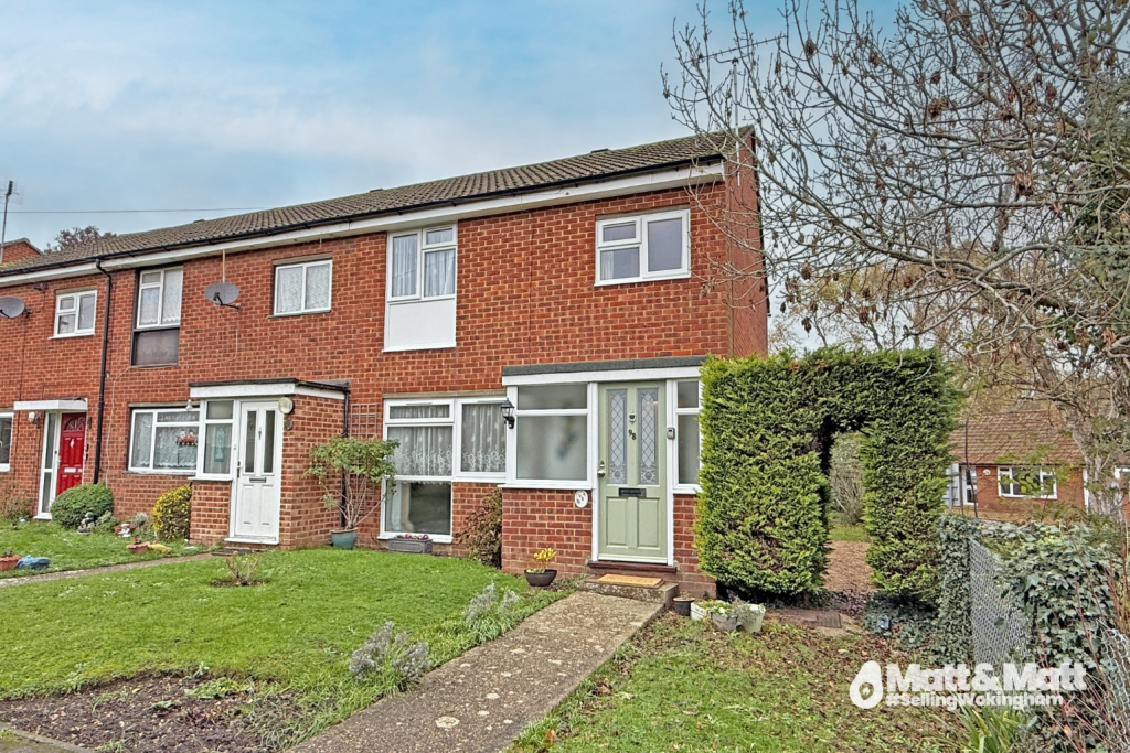 3 bedroom end of terrace house for sale in Emmbrook Road, Wokingham ...