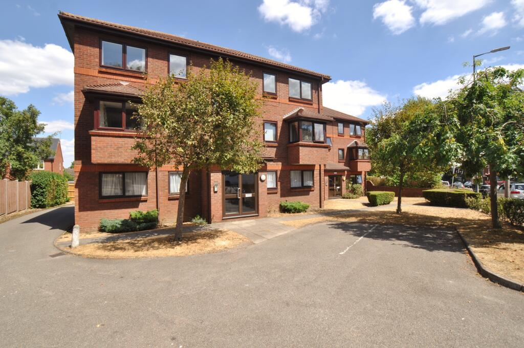 2 bedroom flat for sale in Westbrook Court, Stevenage Road, Hitchin, SG4