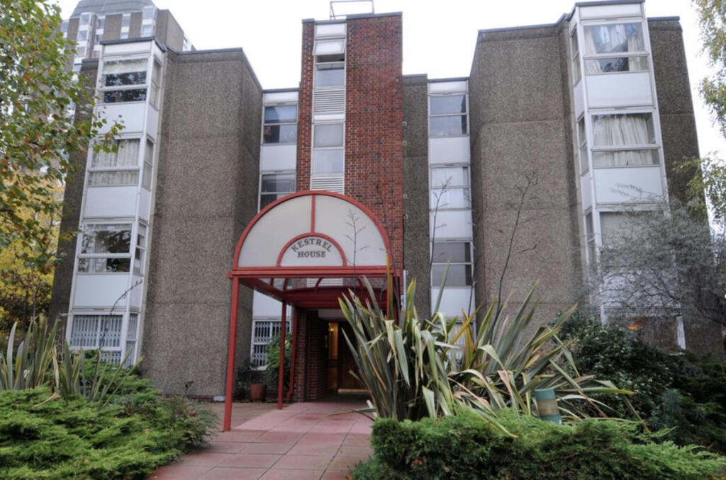 3 bedroom flat for sale in Grant Road, London, SW11