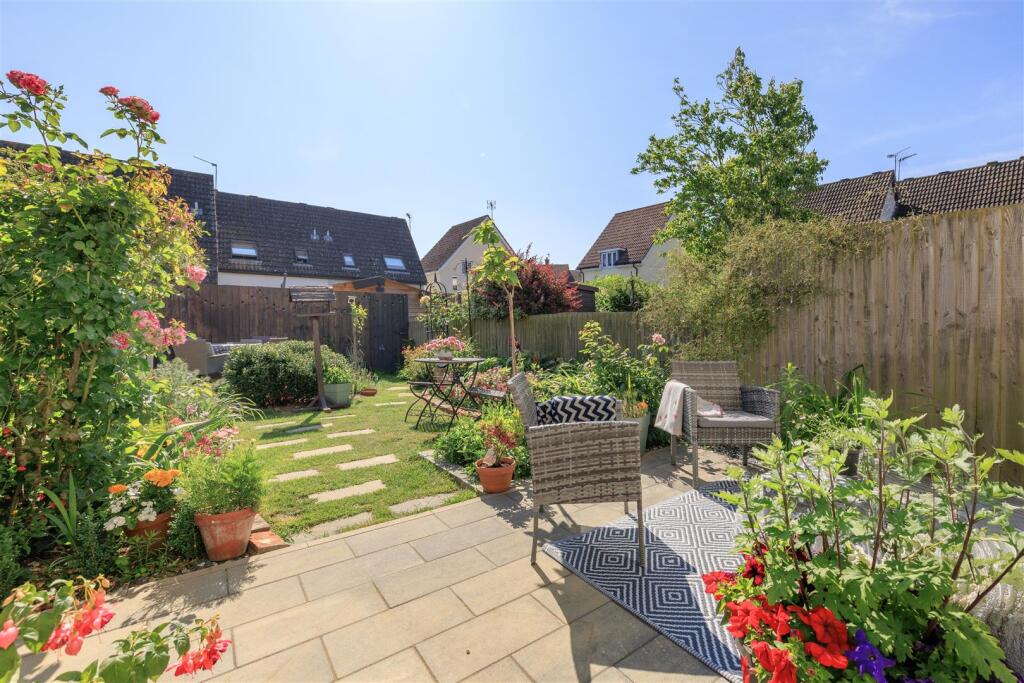 2 bedroom terraced house for sale in Dakings Drift, Halesworth, IP19