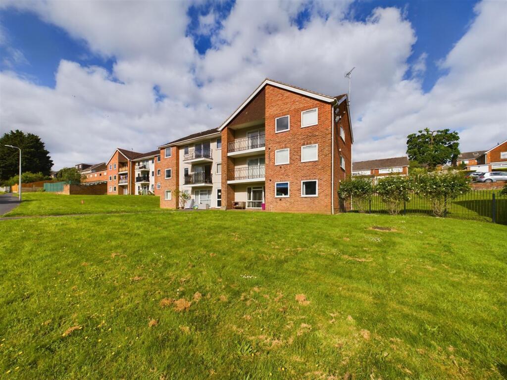 2 bedroom apartment for sale in Robin Way, Tilehurst, Reading, RG31
