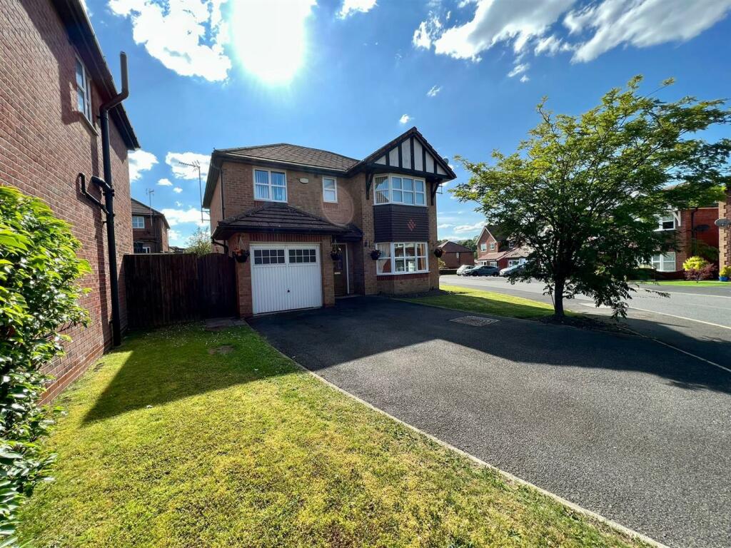 4 bedroom detached house for sale in Rhuddlan Road, Acrefair, Wrexham, LL14