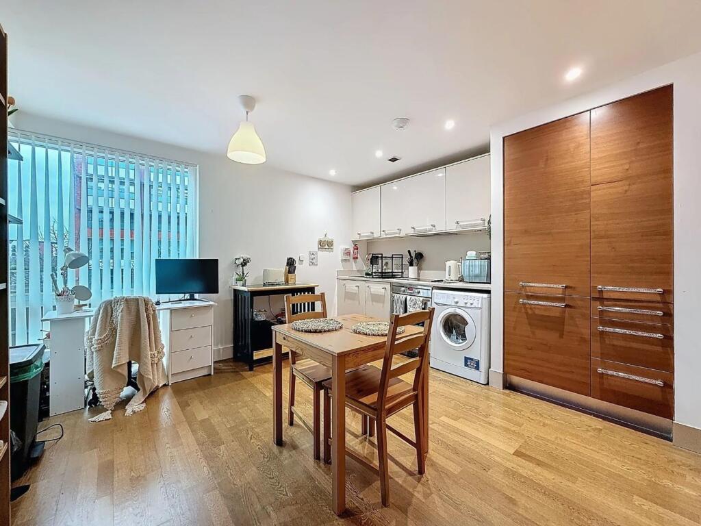 1 bedroom apartment for sale in Falcon Drive, Cardiff, CF10