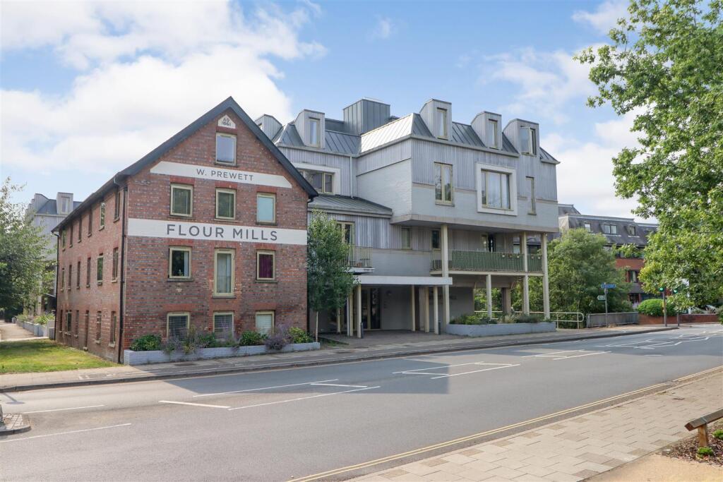 Studio flat for sale in Mill Bay Lane, Horsham, RH12