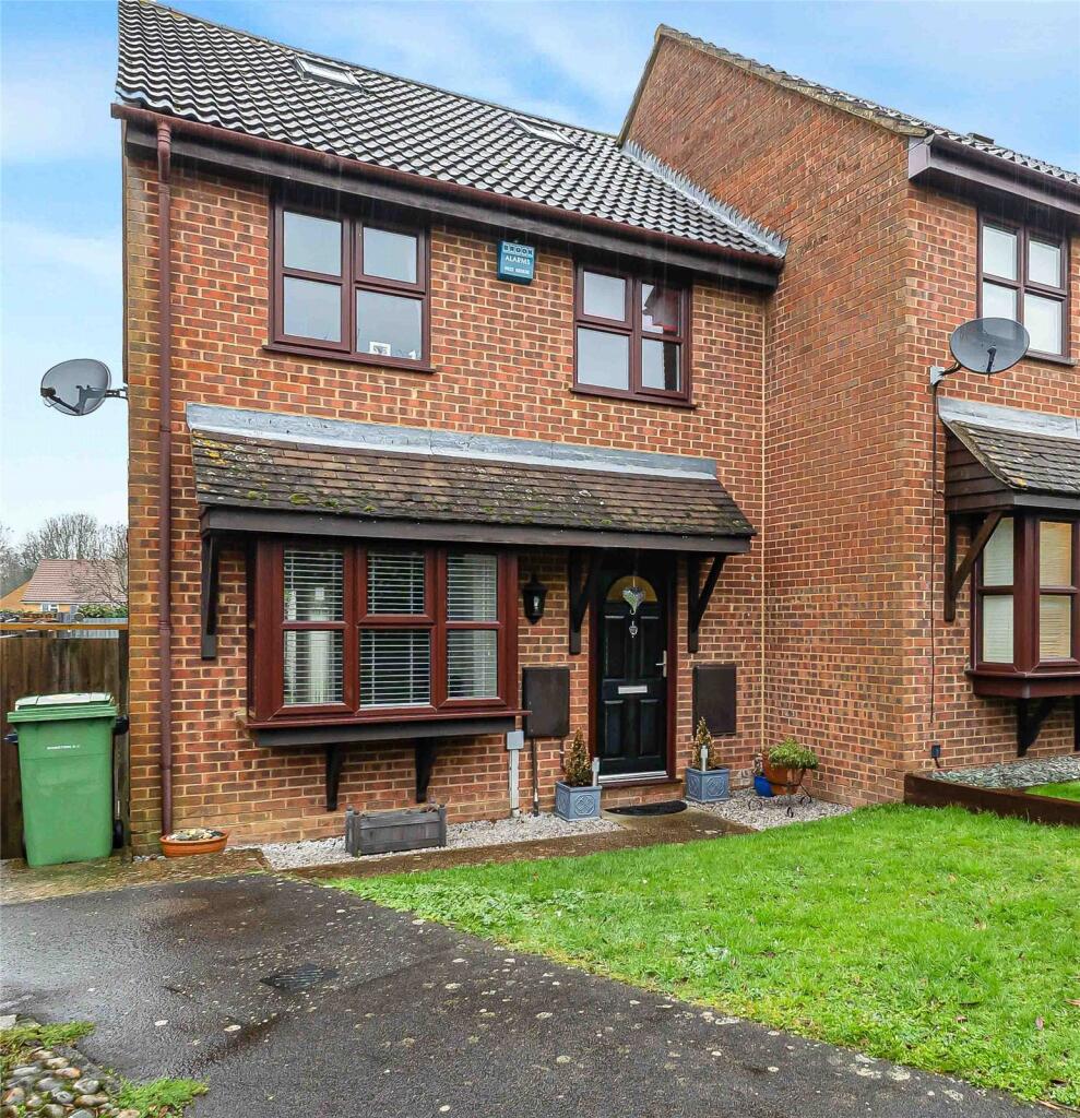5 bedroom semi-detached house for sale in Bilberry Close, Weavering ...