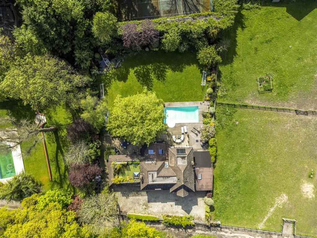 5 bedroom detached house for sale in Warren Lane, Stanmore, HA7
