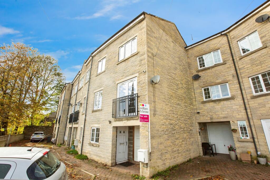 3 bedroom town house for sale in Carrholme Court, Halifax, HX1