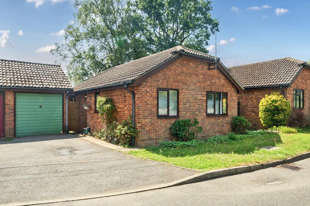 2 bedroom detached bungalow for sale in Fox Road, Haslemere, GU27
