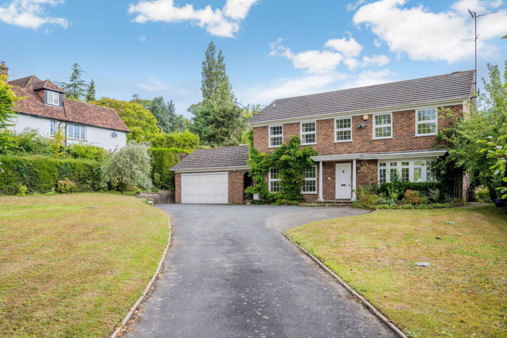 4 bedroom detached house for sale in Oast Road, Oxted, RH8 9DX, RH8