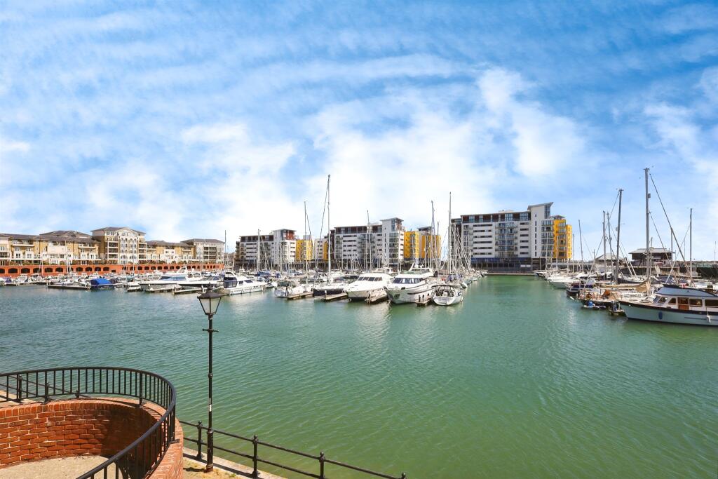 2 bedroom flat for sale in Midway Quay, Eastbourne, BN23