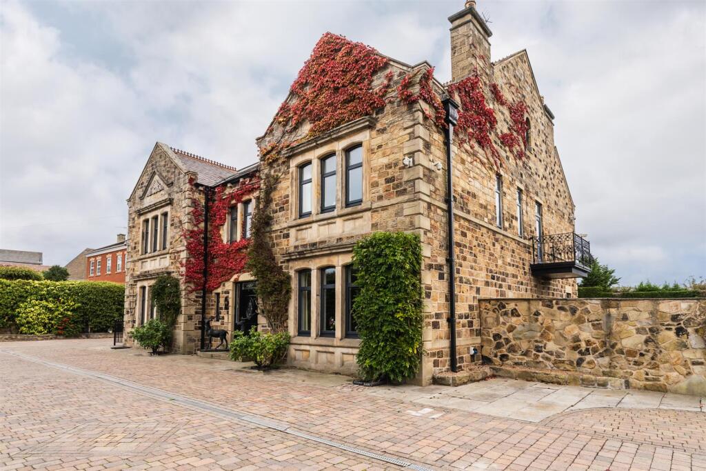 4 bedroom detached house for sale in 72 Kiveton Lane, Todwick ...