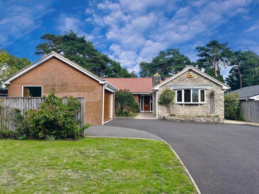 3 bedroom detached bungalow for sale in Gainsborough Road, Ashley Heath ...