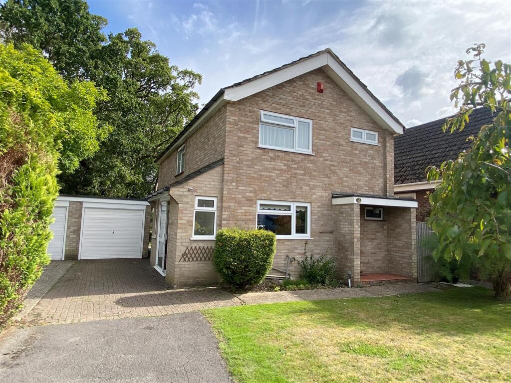 4 bedroom detached house for sale in Sutherlands, Newbury, Wash Common ...