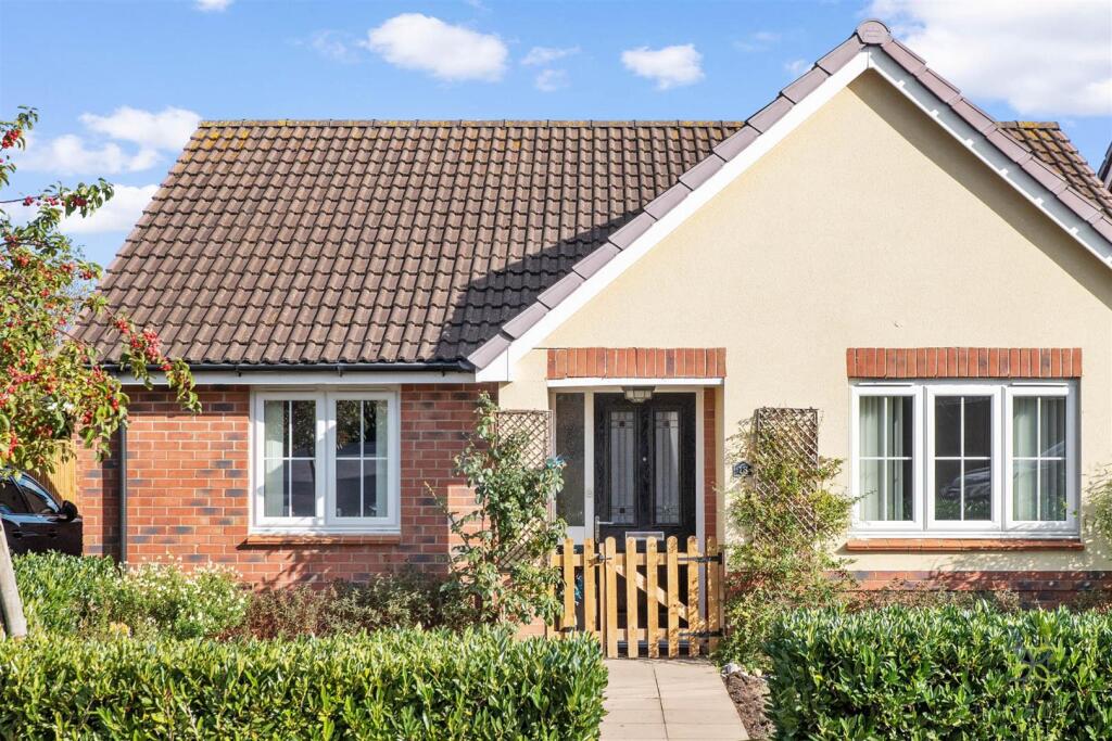 2 bedroom detached bungalow for sale in Stewart Close, Evesham, WR11